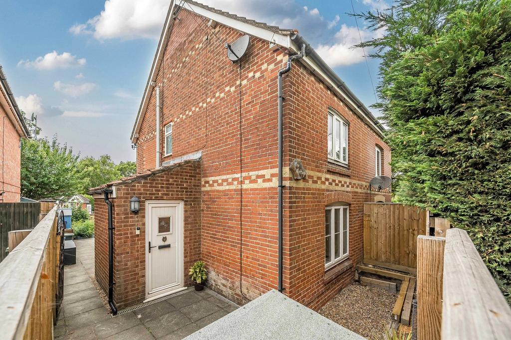 Main Road, Colden Common, SO21 2 bed semi-detached house - £325,000