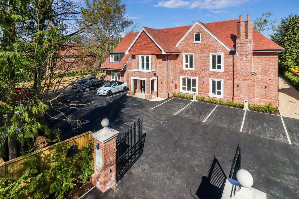 Gregories Road, Beaconsfield, HP9 3 bed apartment to rent - £7,500 pcm ...