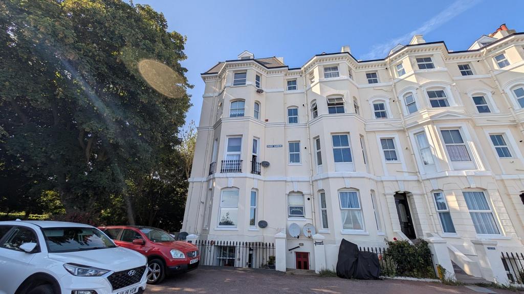 Priory Gardens, Folkestone, Kent, CT20 2 bed flat - £1,000 pcm (£231 pw)