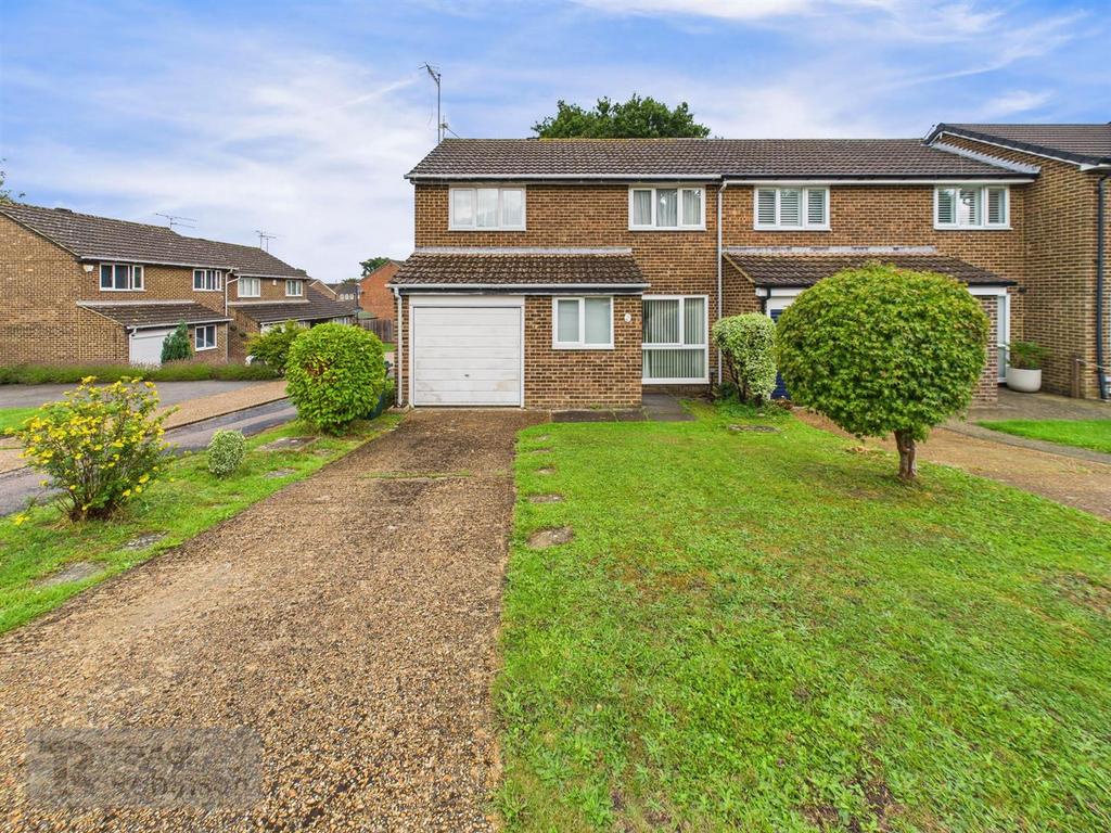 Lytton Drive, Pound Hill, Crawley 3 bed end of terrace house - £400,000