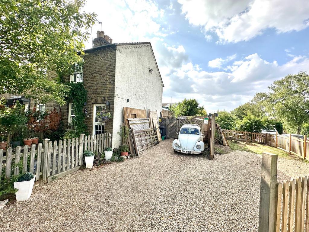 Green Lane, Bovingdon HP3 2 bed end of terrace house for sale - £450,000