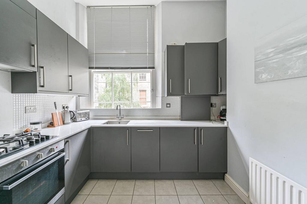Gilbert Close, Woolwich, London, SE18 2 bed flat - £3,120 pcm (£720 pw)
