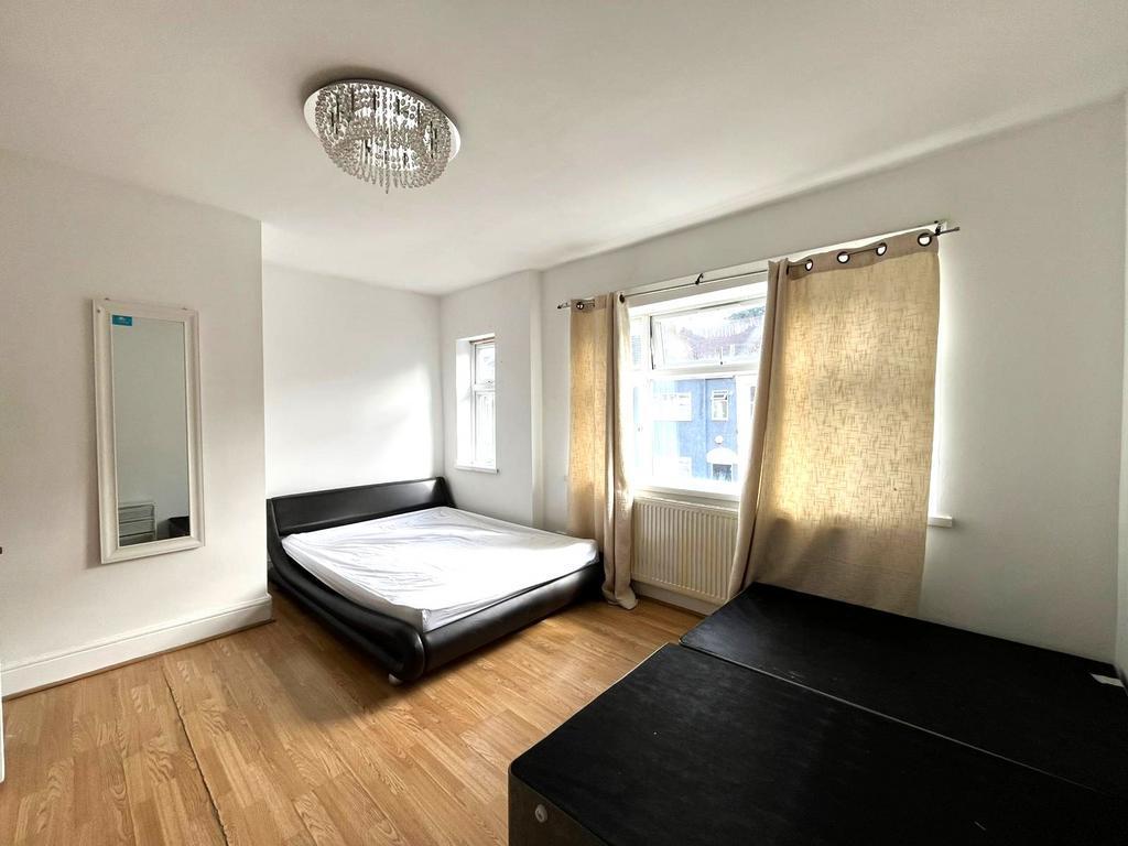 Chadwin Road, London E13 4 bed terraced house - £2,300 pcm (£531 pw)