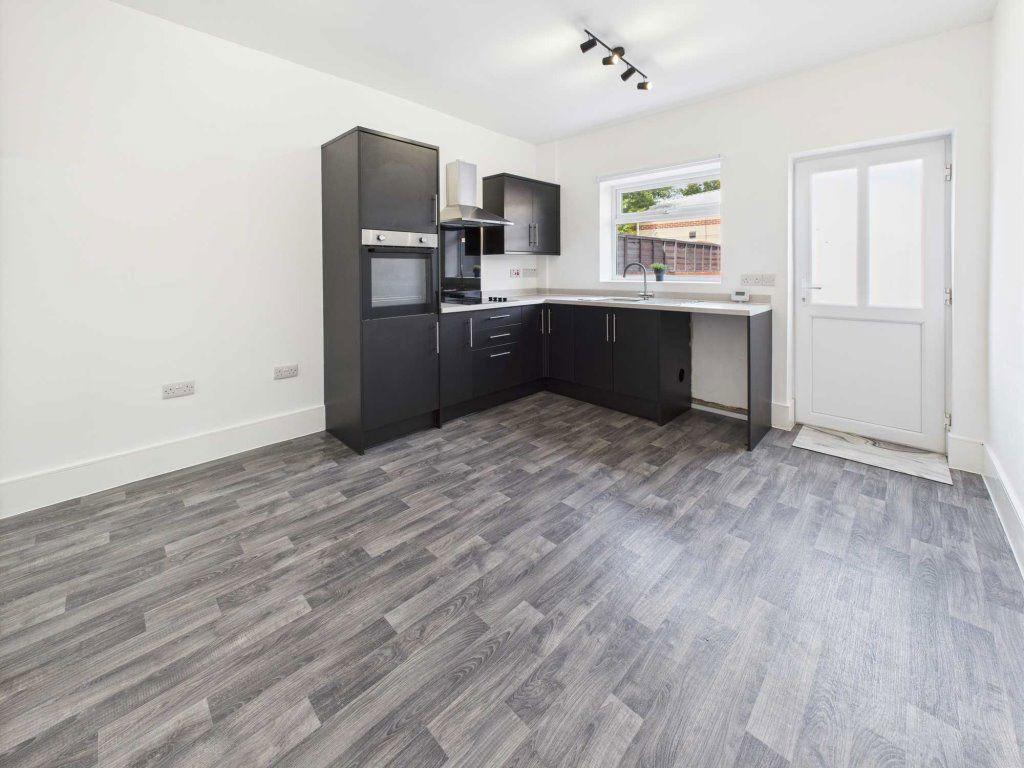 Crossley Street, Featherstone, WF7 2 bed terraced house - £800 pcm (£ ...