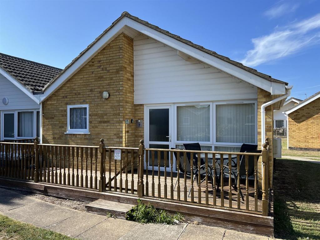 The Street, Corton, Lowestoft, NR32 2 bed chalet for sale - £58,000