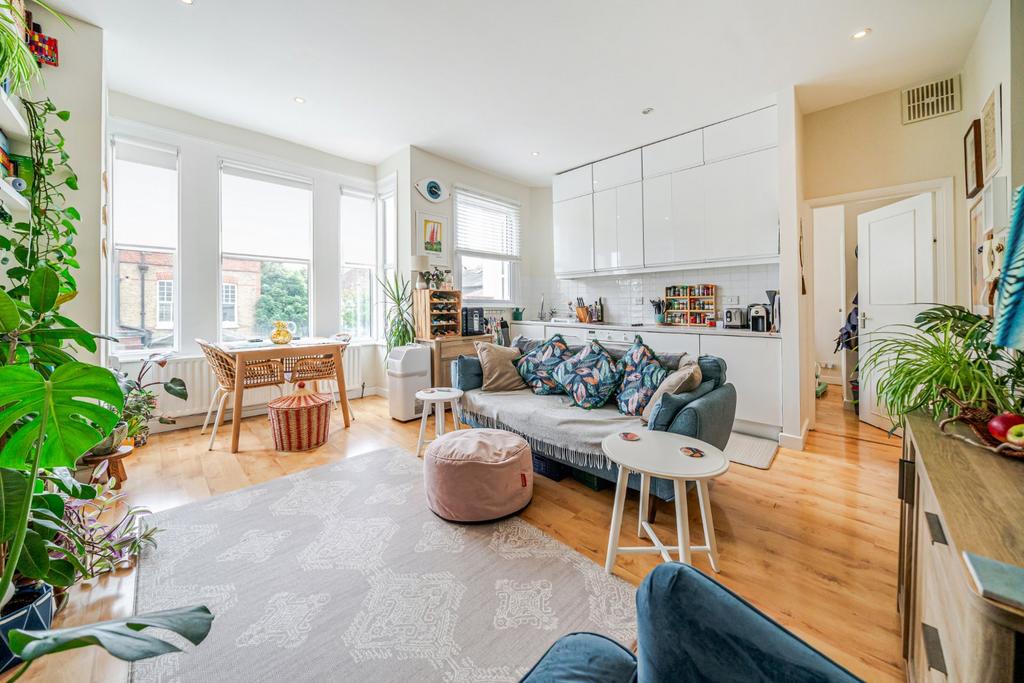 Chelverton Road, Putney, London, SW15 2 bed flat - £475,000