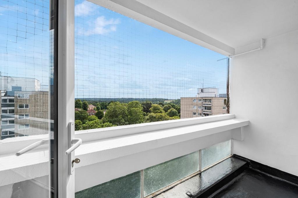 Redenham House, Tangley Grove, London 2 bed flat - £1,750 pcm (£404 pw)