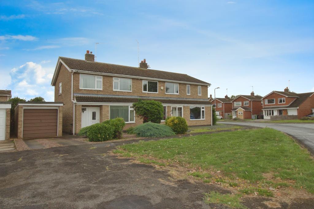Bramley Road, Market Deeping, PE6 8JG 3 bed semi-detached house - £230,000