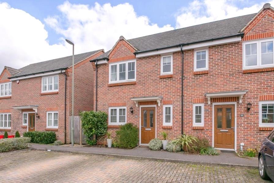 Clayhanger, Guildford GU4 3 bed semi-detached house - £2,250 pcm (£519 pw)