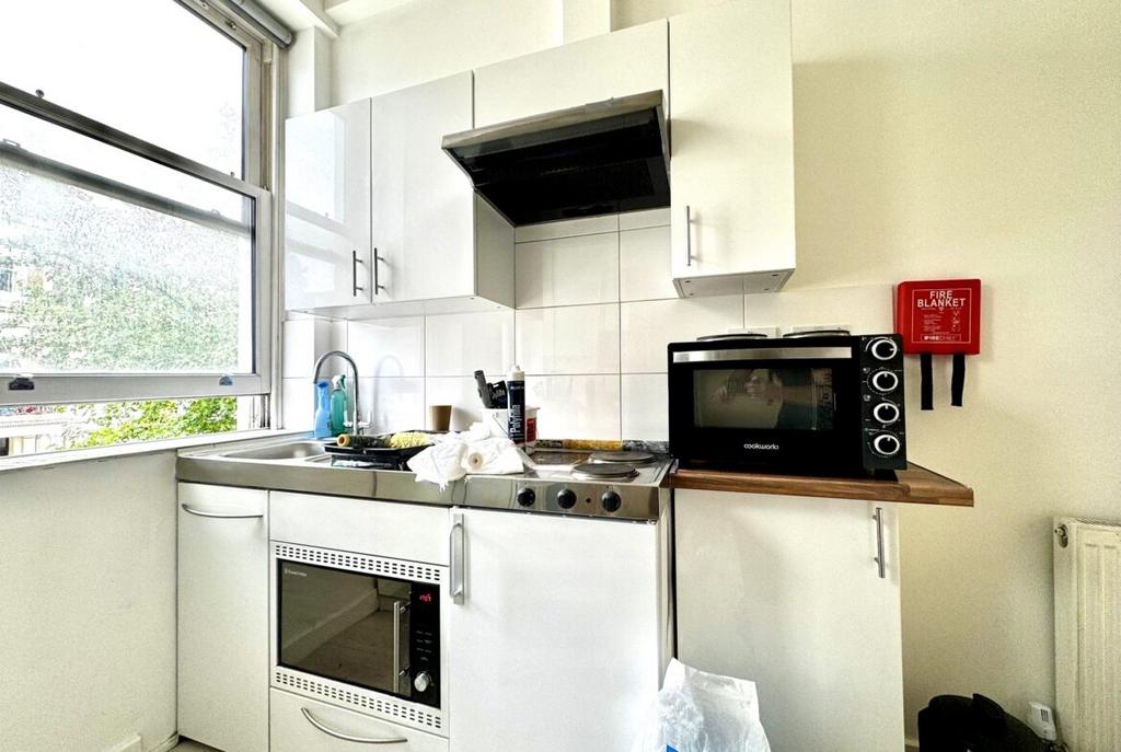 Warwick Road, London SW5 Studio - £1,387 pcm (£320 pw)