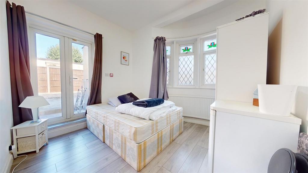 Donnington Road, Brondesbury NW10 1 bed property - £800 pcm (£185 pw)