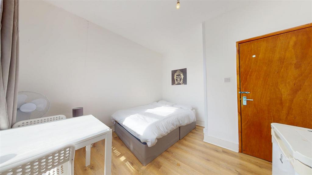High Road, Willesden Green NW10 1 bed property - £720 pcm (£166 pw)