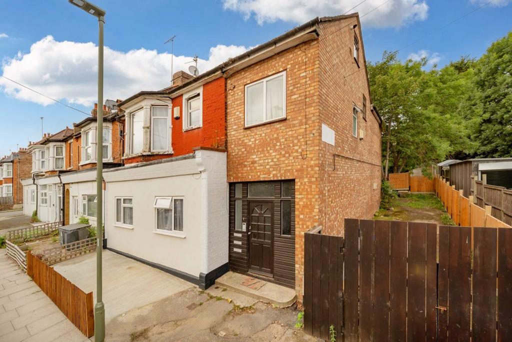 Long Lane, London N2 3 bed flat - £1,980 pcm (£457 pw)