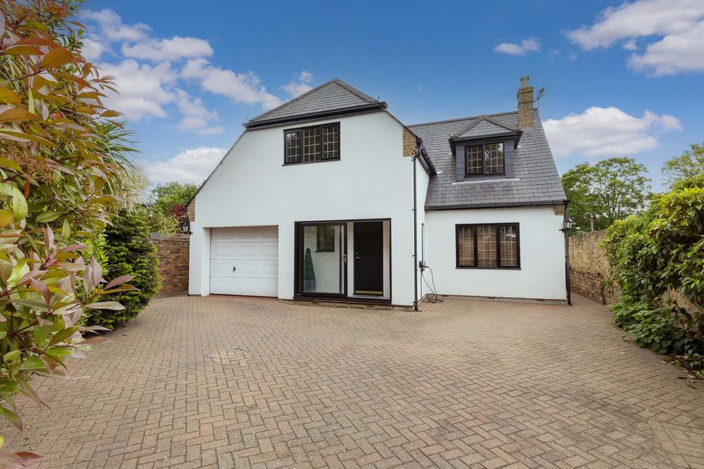 High Street, Iver SL0 3 bed detached house - £2,900 pcm (£669 pw)