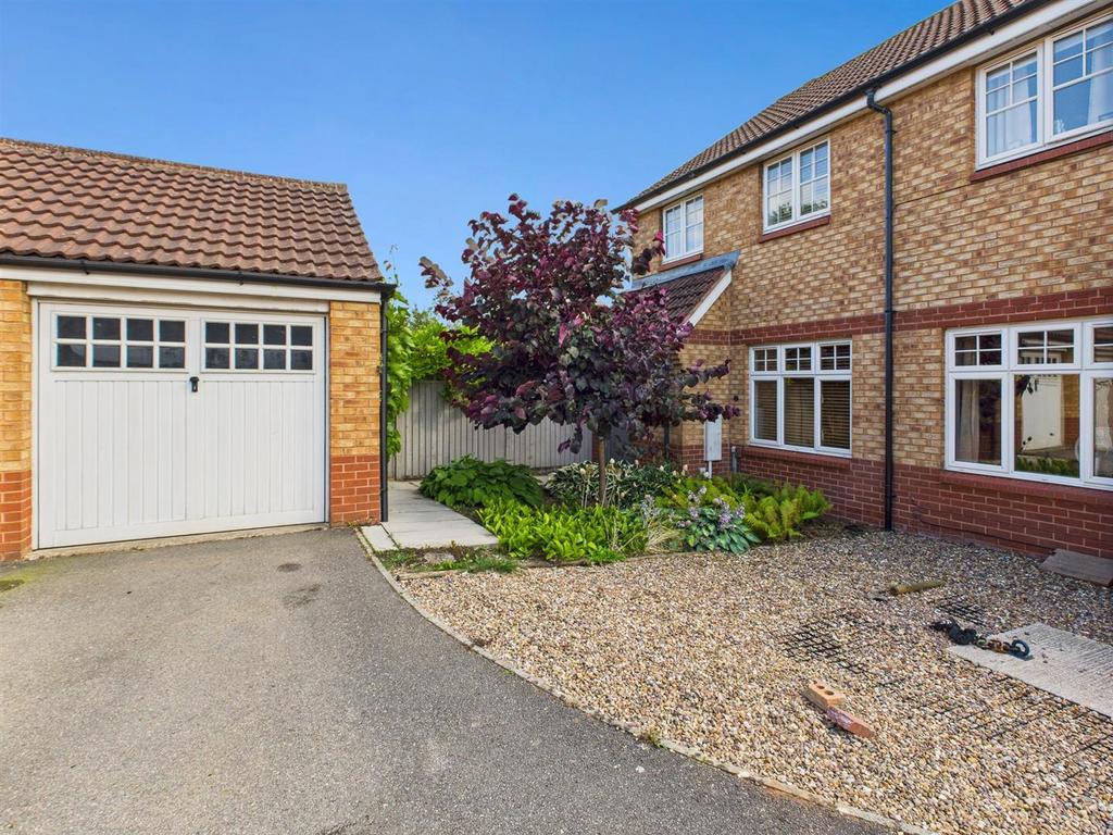Turnstone Drive, Quedgeley, Gloucester 3 bed semi-detached house - £305,000