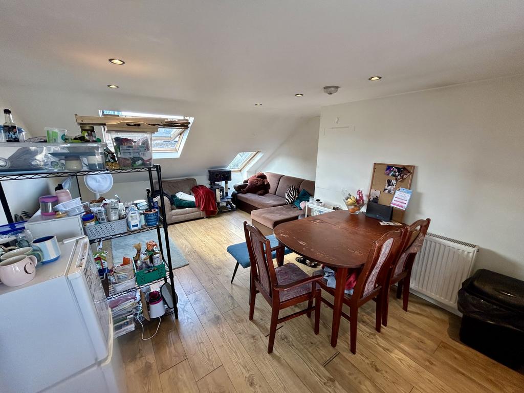 Wells House Road, London NW10 3 bed maisonette - £3,000 pcm (£692 pw)