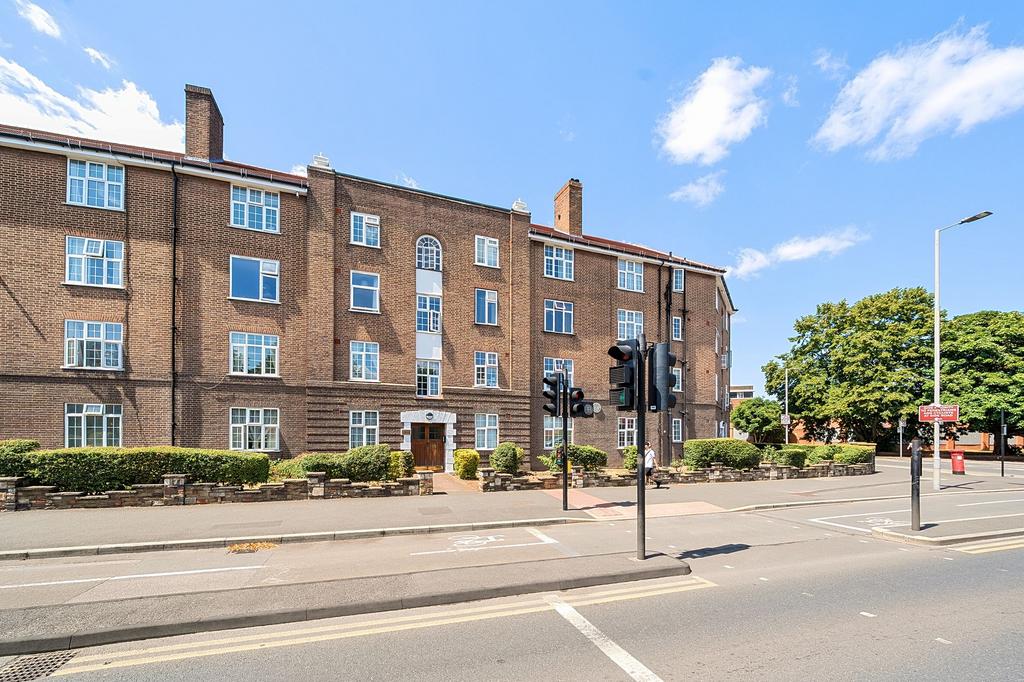 London Road, Norbiton Hall London... 2 bed flat - £1,850 pcm (£427 pw)
