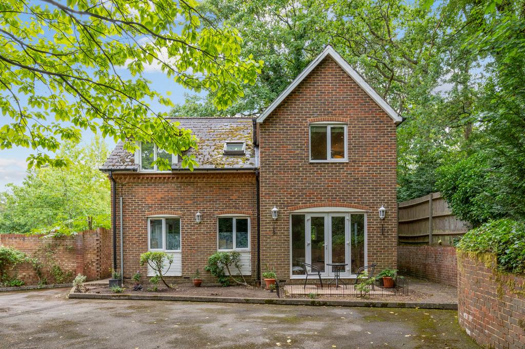 Elgin Road, WEYBRIDGE, KT13 2 bed apartment - £350,000