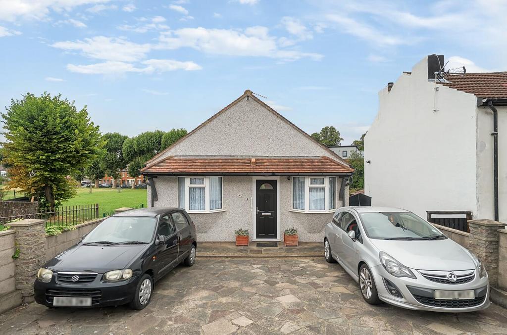 Whitehorse Road, Croydon 2 bed detached bungalow - £450,000