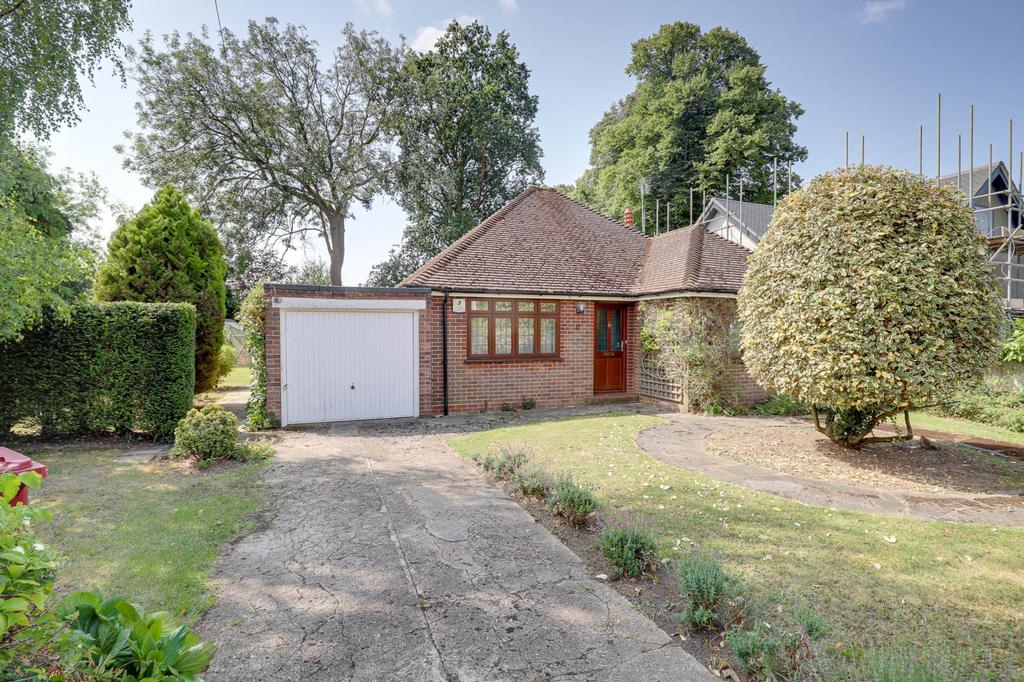 Wincroft Road, Caversham Heights... 3 bed detached bungalow - £635,000
