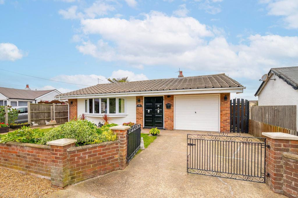 Fakes Road, Hemsby 3 bed detached bungalow for sale - £260,000