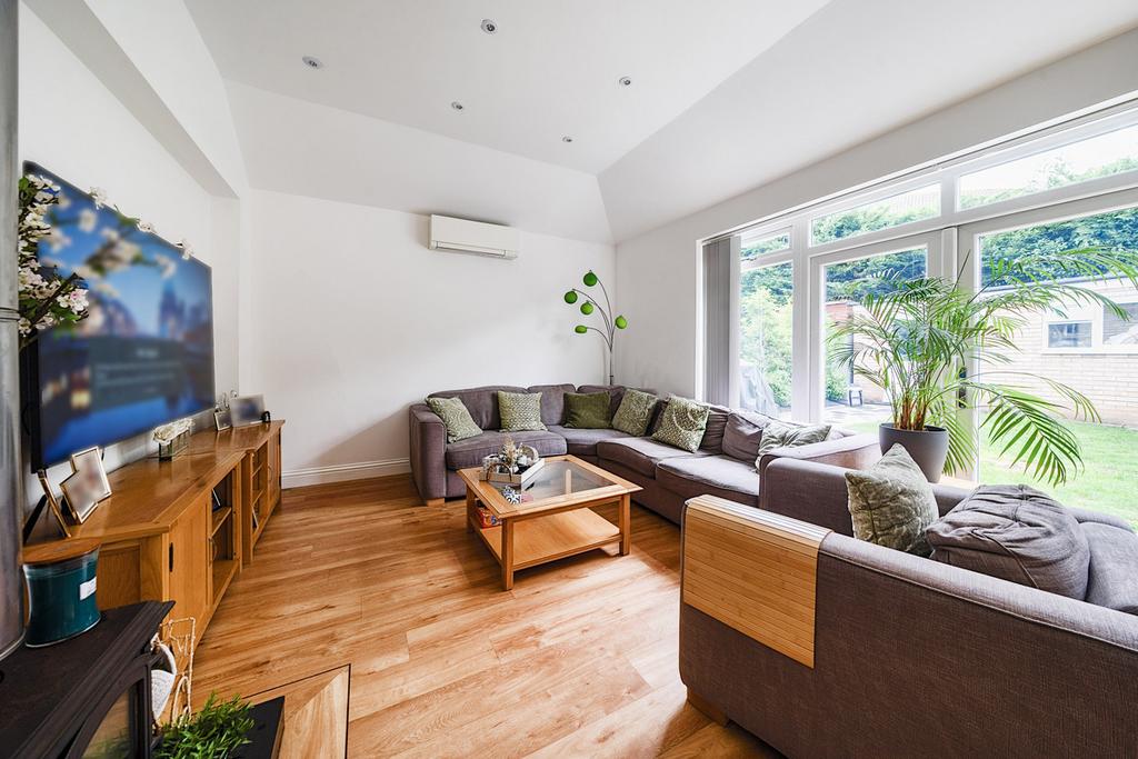 Leigh Rodd, Watford, WD19 5 bed detached house for sale - £900,000
