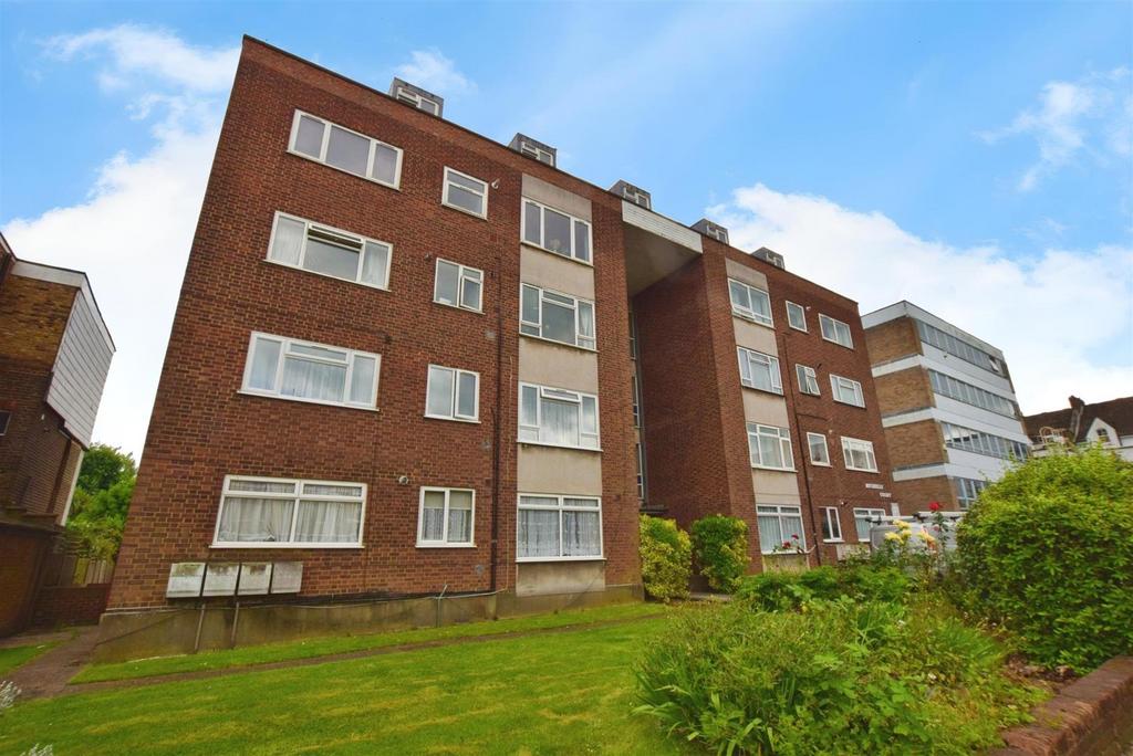 Torrington Park, North Finchley, London 2 bed flat to rent - £1,700 pcm ...