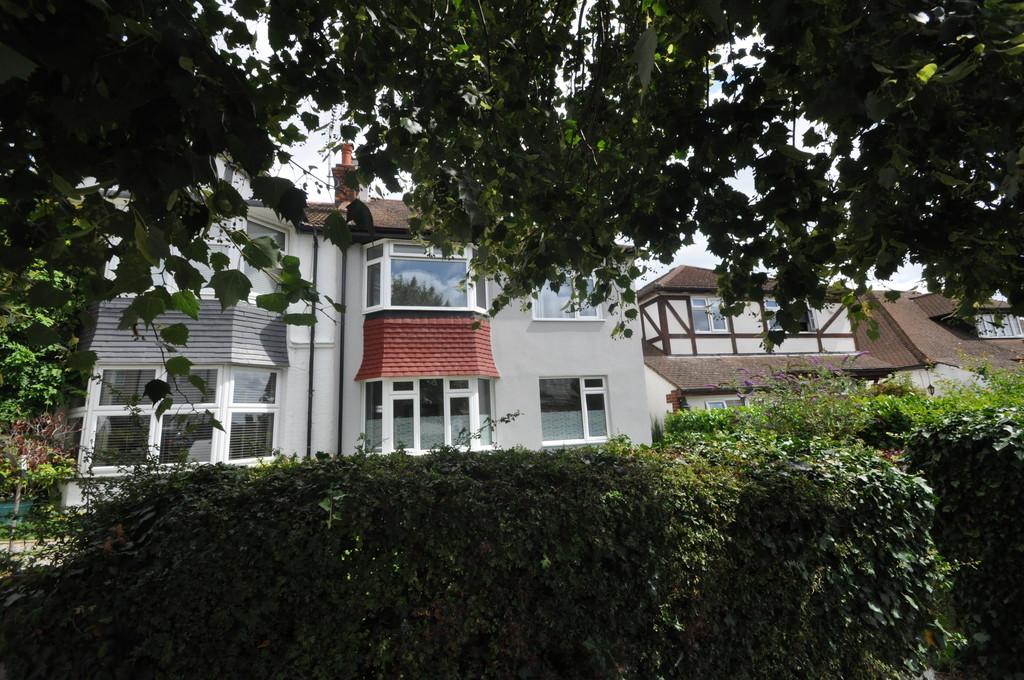 Kingswood Chase, Leigh On Sea 2 bed flat - £1,195 pcm (£276 pw)