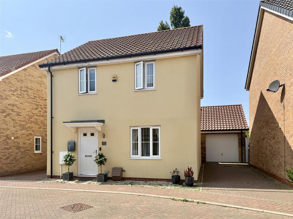 River Way, Ipswich IP6 3 bed detached house for sale - £300,000