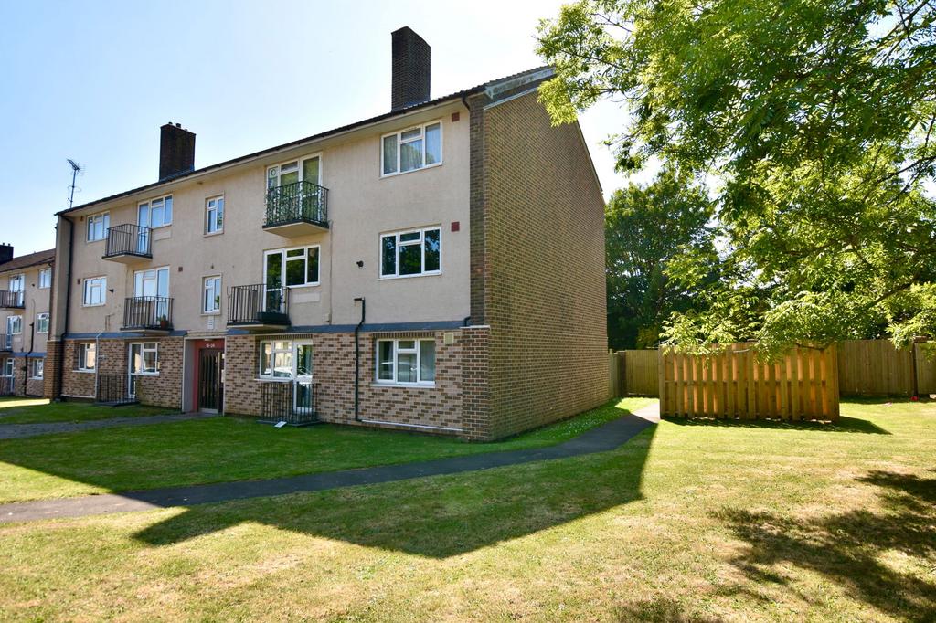 Longfield Crescent, Tadworth KT20 2 bed flat to rent - £1,400 pcm (£323 pw)