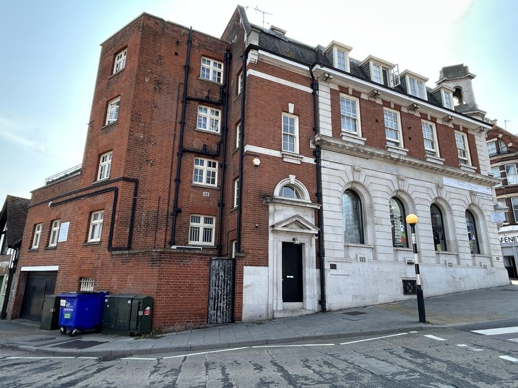 John Bradley House, High Street... 1 bed flat - £880 pcm (£203 pw)
