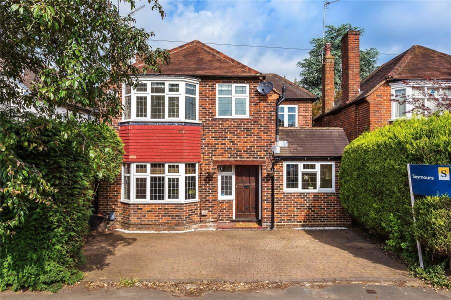 Rosehill Avenue, Woking GU21 3 bed detached house - £2,650 pcm (£612 pw)