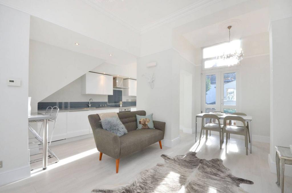 Westwick Gardens, Brook Green... 1 bed flat - £2,400 pcm (£554 pw)