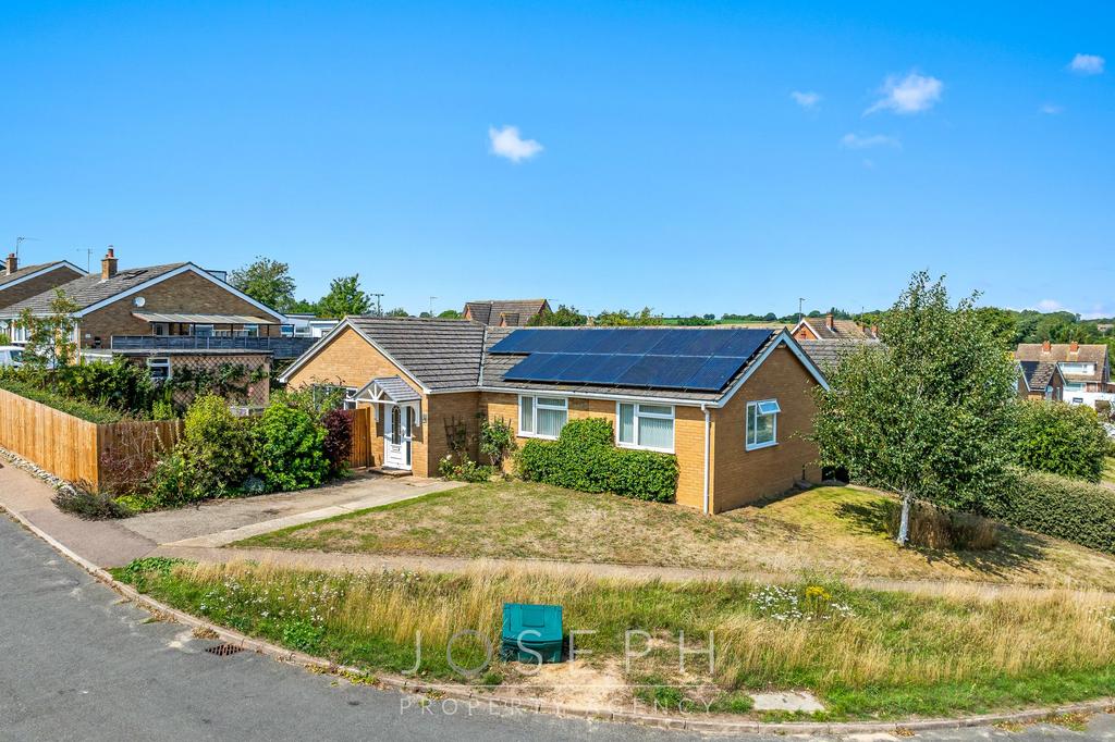 Springfield Road, Lower Somersham, IP8 3 bed detached bungalow - £350,000