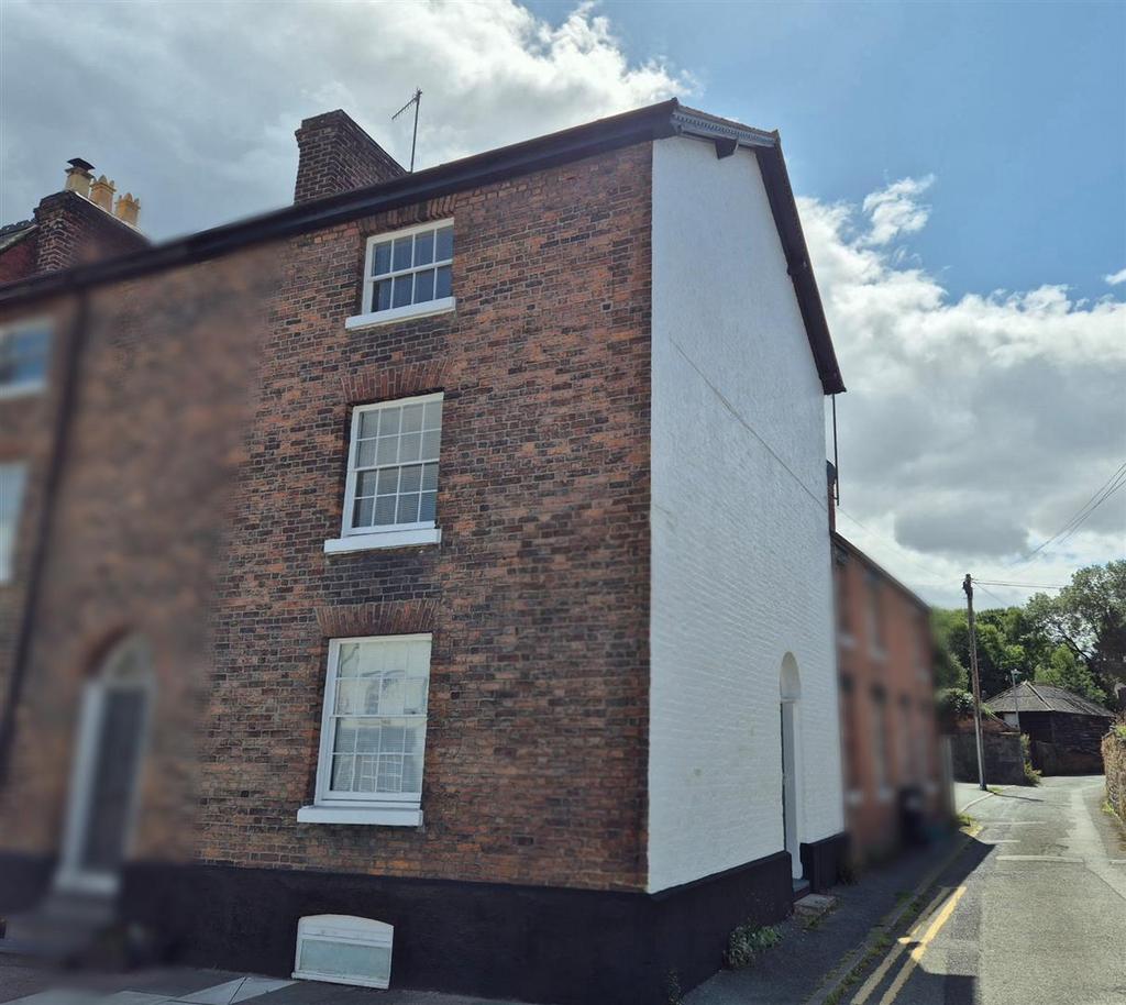 High Street, Welshpool 3 bed semi-detached house - £900 pcm (£208 pw)