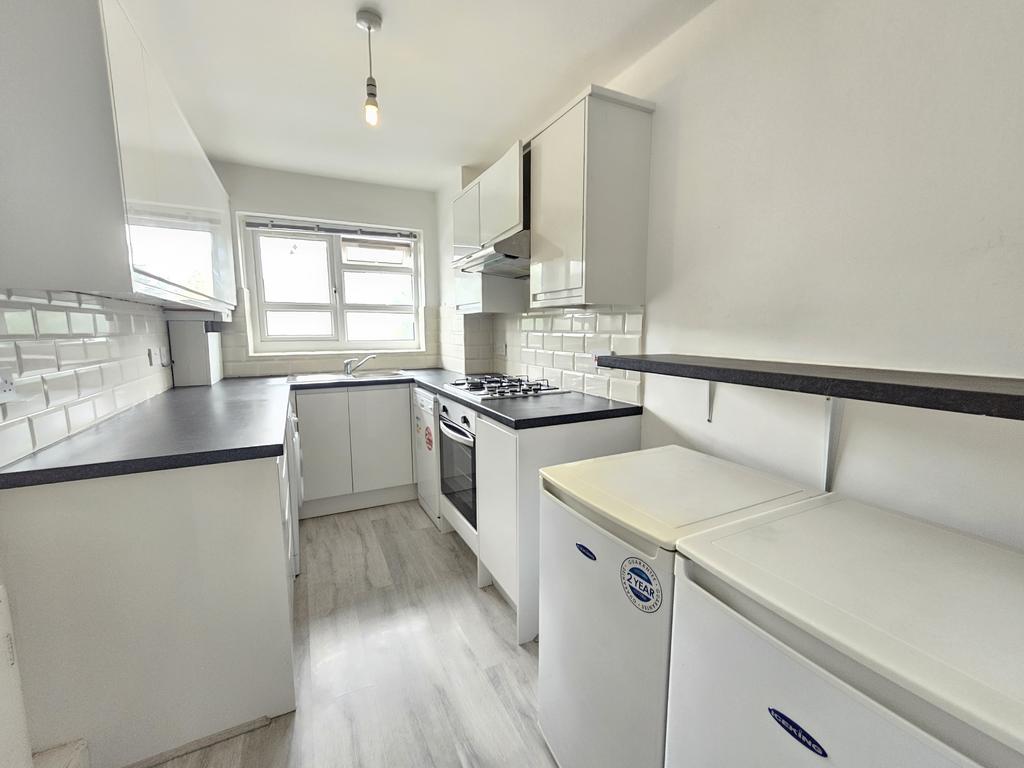 Castle Way, Feltham TW13 2 bed flat - £1,450 pcm (£335 pw)