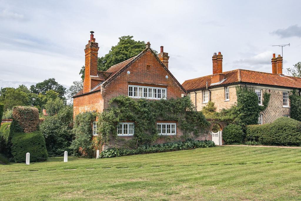 Beautifully Restored Cottage in the... 4 bed cottage for sale - £595,000