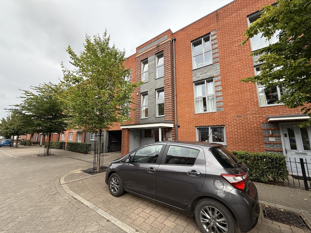 Meridian Way, Southampton 2 bed apartment - £1,300 pcm (£300 pw)