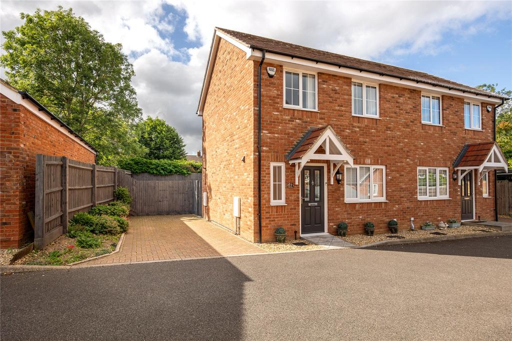 York Close, Bedfordshire MK45 2 bed semi-detached house - £350,000