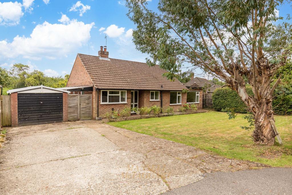 Sideways Lane, Horley RH6 3 bed detached house for sale - £575,000