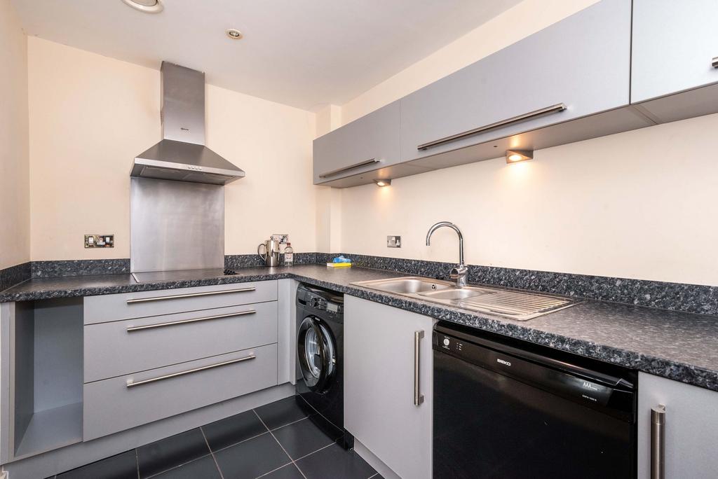Picton, Victoria Wharf, Watkiss Way... 2 bed flat to rent - £1,250 pcm ...