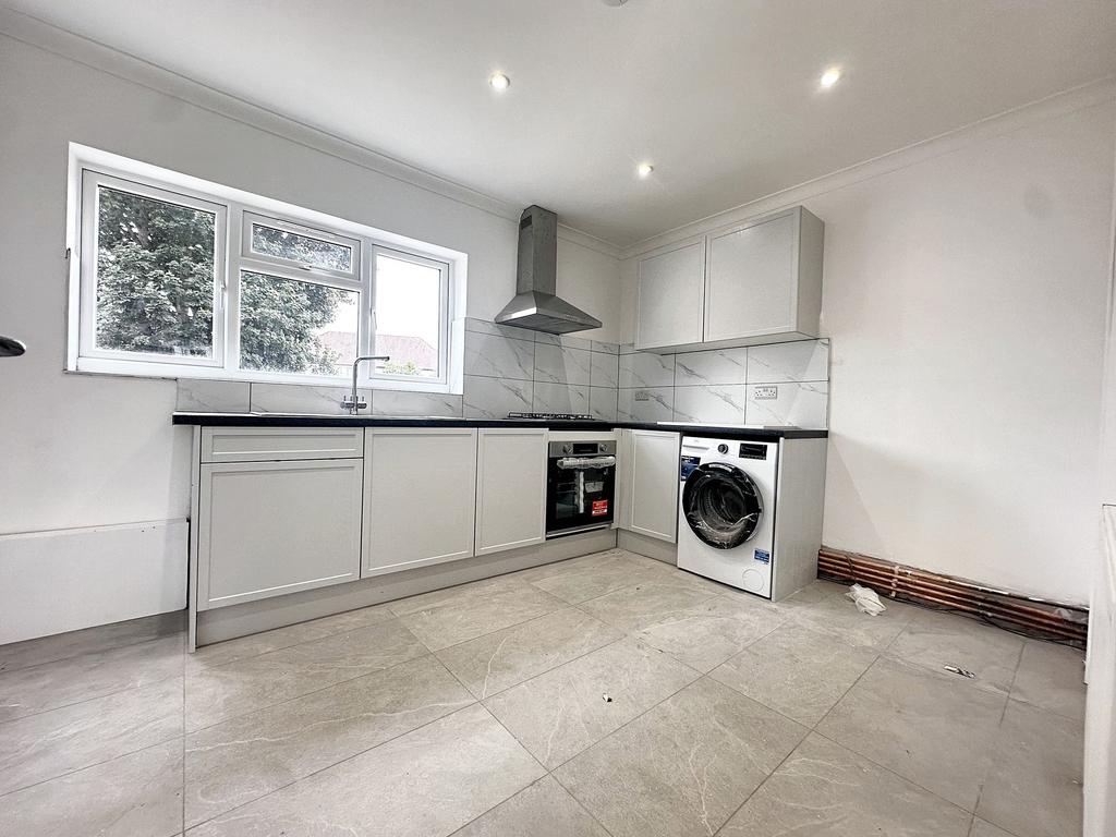 Wescott Way, Uxbridge, UB8 3 bed semi-detached house - £2,295 pcm (£530 pw)
