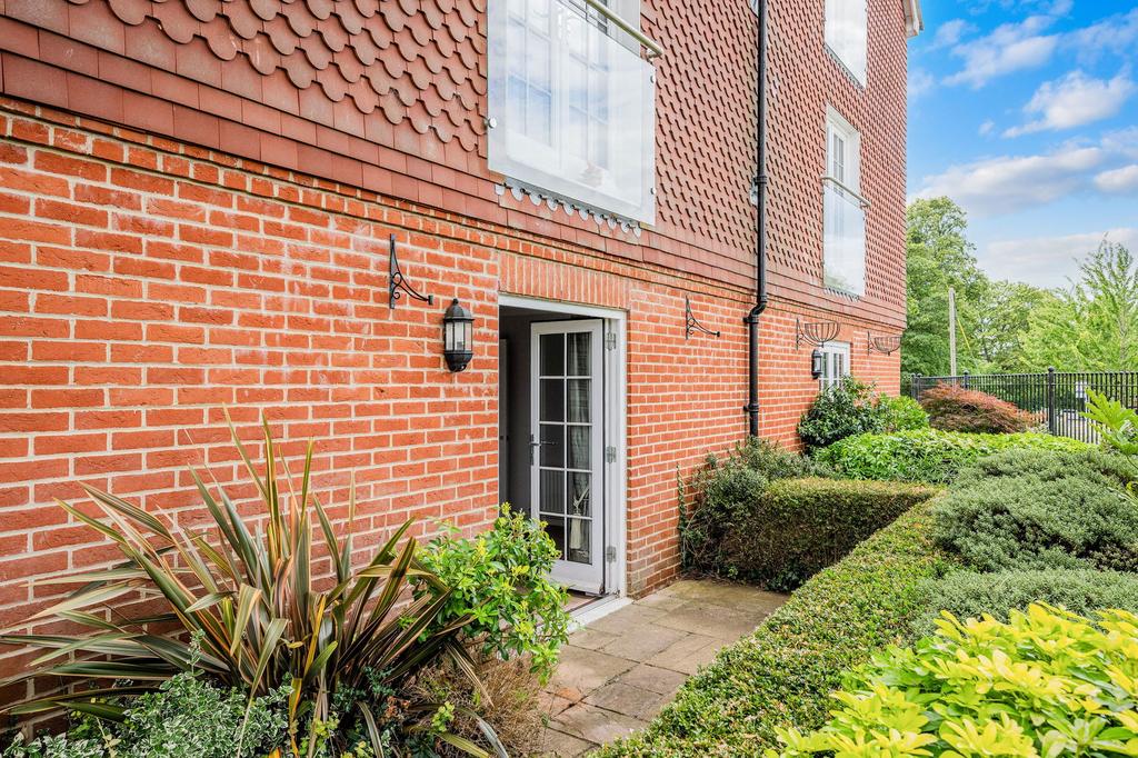 East Hill Road, Oxted RH8 2 bed flat for sale - £400,000