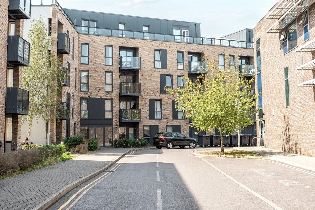 Market Street, Surrey KT15 2 bed flat - £300,000