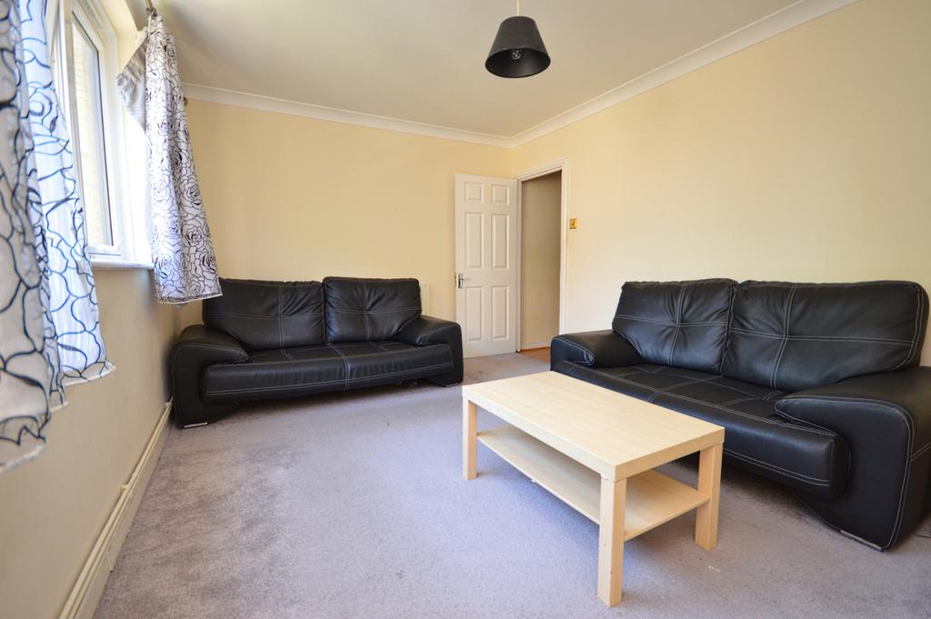 Glengall Grove, Poplar, E14 3LX 2 bed flat - £2,150 pcm (£496 pw)