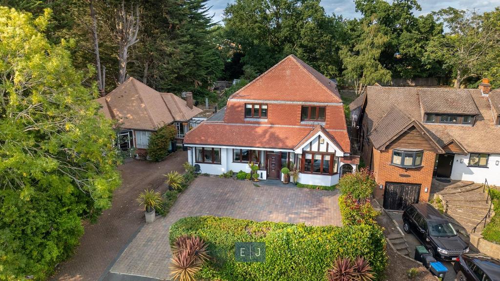 Traps Hill, Loughton IG10 4 bed detached house - £1,500,000