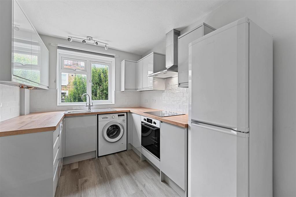 Westwick Gardens, Brook Green, W14 3 bed flat - £2,747 pcm (£634 pw)