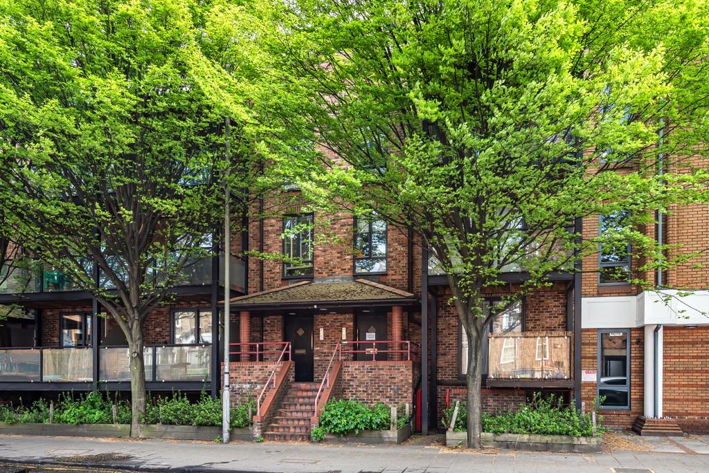 London Road, Kingston Upon Thames... 1 bed flat - £1,550 pcm (£358 pw)