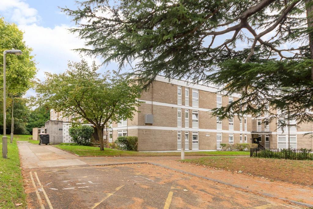 Askill Drive, East Putney, London, SW15 3 bed flat - £4,250 pcm (£981 pw)