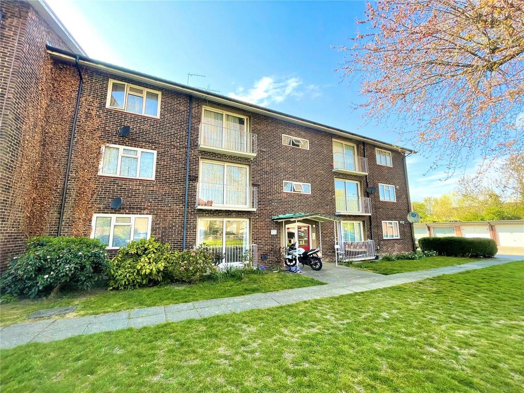 Oak Way, Northgate, Crawley, West... 2 bed apartment to rent - £1,400 ...
